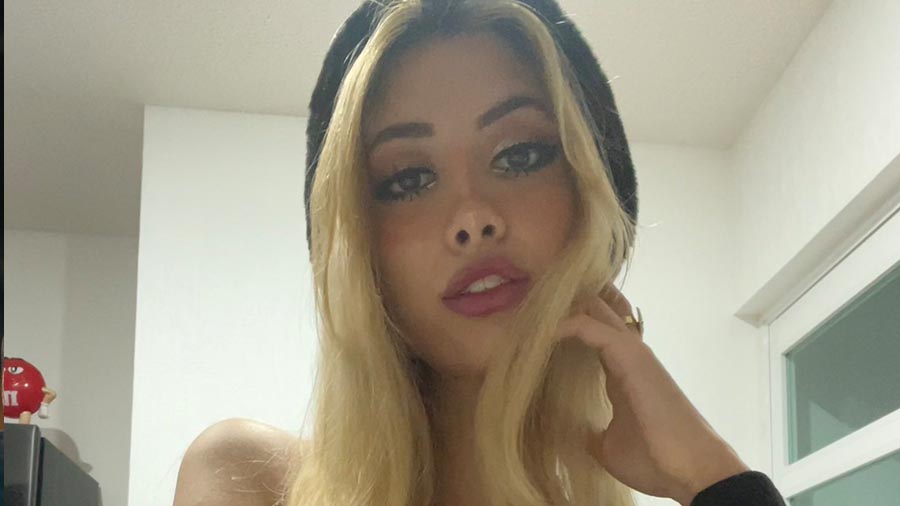 Some Habits You Cant Stop The Streamer Girl Got A Little Forgetful